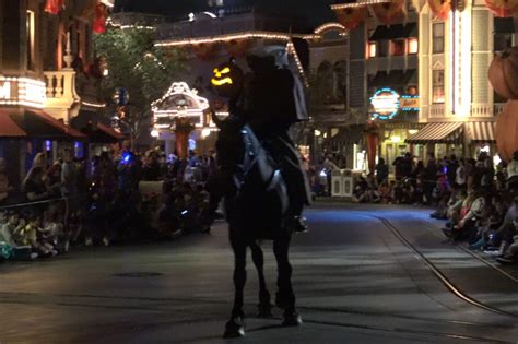 New Ursula Float Debuts At Disneylands Frightfully Fun Parade