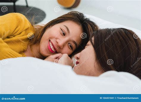 Mooi Jong Aziatisch En Vrouwen Lesbisch Gelukkig Paar Die Terwijl Thuis