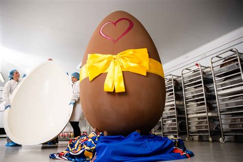 Chocolate Makers Create Uks ‘biggest And Heaviest Easter Egg This