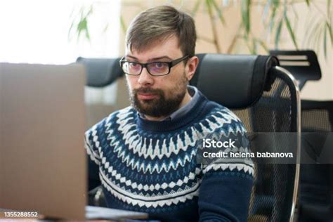 It 사무실에서 컴퓨터에서 일하는 남자 책상 쓰기 코드에 앉아 It 지원에 대한 스톡 사진 및 기타 이미지 It 지원 개발 공영 주택 단지 Istock