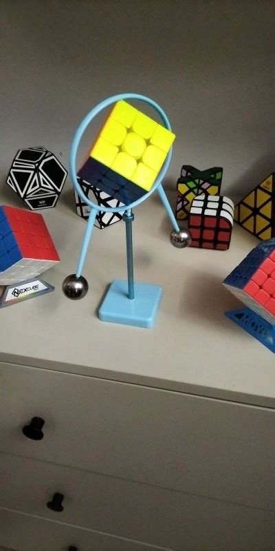 gravity principle bracket balancing spinning cube stand cubein