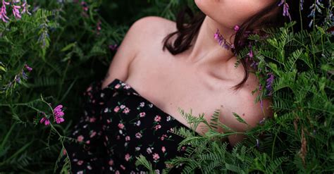 갈색 머리 검은 머리 여자 계절 고요한 꽃 꽃 무늬 꽃무늬 드레스 나뭇잎 녹지 라벤더 라벤더 꽃 라벤더 꽃밭 롱 드레스 모델 무성한 봄 사진