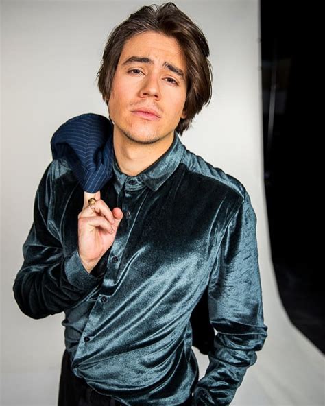 Bojan Cvjetićanin Se Pred Javnostjo Najraje Skrije V Tale Objem Točnoto