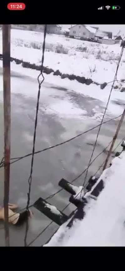 🔥 Спрыгнуть с моста в ледяную реку в одном белье Pikabu