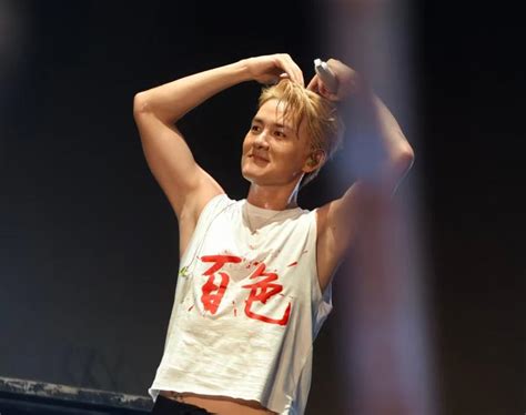 没有热搜没有摆拍：吴克群悄悄帮老奶奶买百香果，比唱歌更圈粉