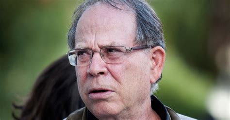 רזי ברקאי השתלח במראיינת שאלה מטומטמת לא בטוח ששנינו עיתונאים בחדרי חרדים