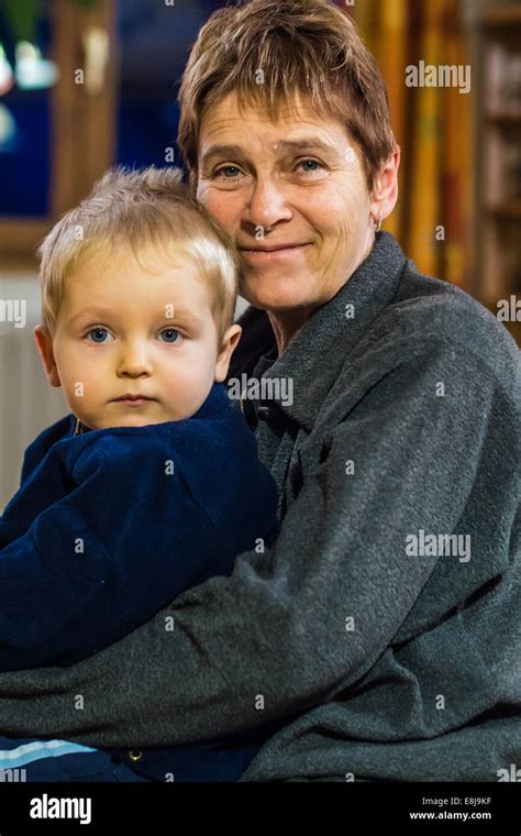 Oma Und Ihr Enkel Stockfotografie Alamy