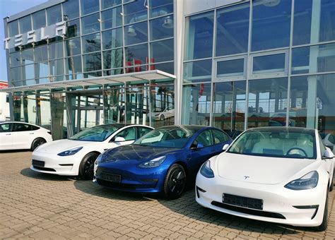 tesla publishes patent estimating object properties using visual ima