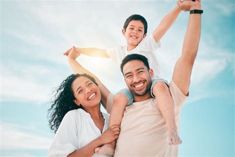 Retrato De Família Feliz E Jogos De Avião Em Uma Praia Com Vínculo De