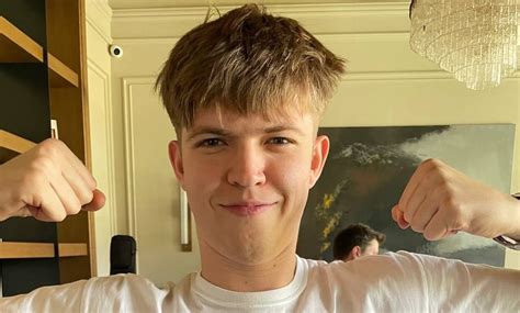 Drevo вразив своїм зростом поруч з Усиком РЕДАКТОР