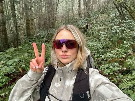 Hike Winter Forrest Nature Outdoor Outfit Sunglasses Gorpcore