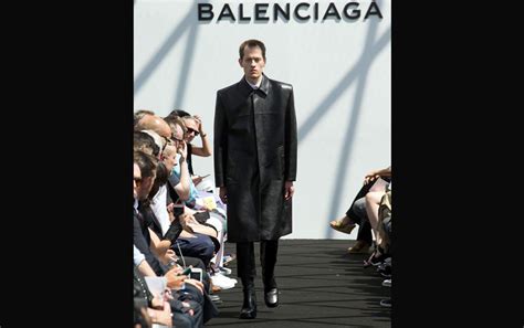 Una Pasarela Que Hace Historia Balenciaga Exhibe Su Primera Colección