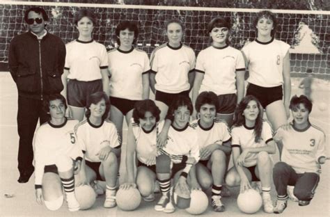 Un Equipo Femenino De Voleibol En Los Años 70