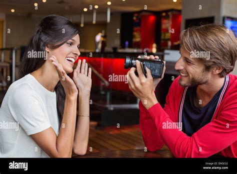 Mann Filmt Seine Freundin Mit Einer Home Video Kamera Stockfotografie