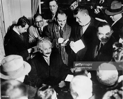 Albert Einstein In Der Royal Albert Hall In London 1933 Daily News