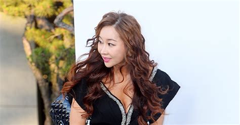 포토 김지현 깊게 파인 가슴라인파격 하객 패션