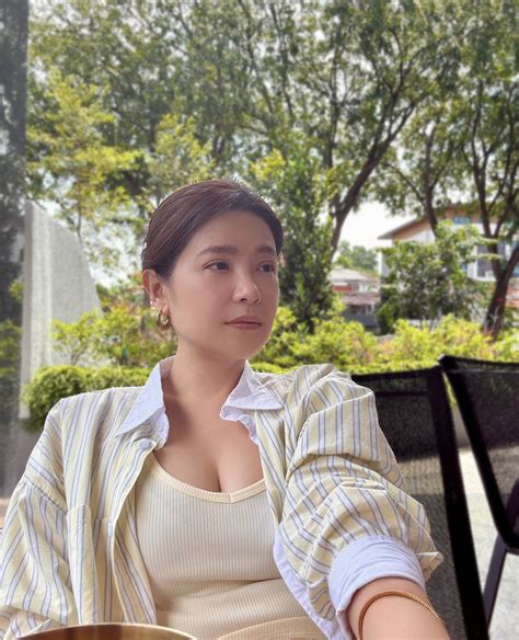 Emily Lim 林佩琦 年初一跟大家拜个年 ㊗️大家 祥蛇献瑞，福满新春 新岁展新景，万事顺心 身体健康，喜乐常在！ 恭喜发财，huat Ah！ Wearing