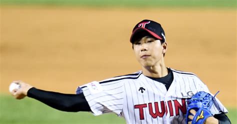 Md포토 Lg 정우영 힘차게 던진다