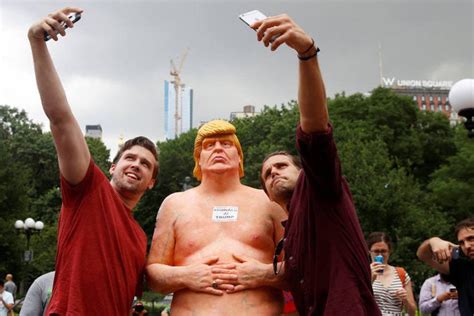 Estátua De Donald Trump Nu é Roubada De Bairro De Miami Exame