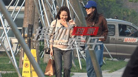 独家：杨采钰和朋友散步 手舞足蹈比划特别放松