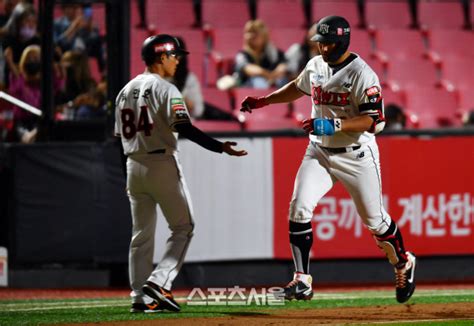 불 좀 켜주세요 2점홈런 황재균 포토