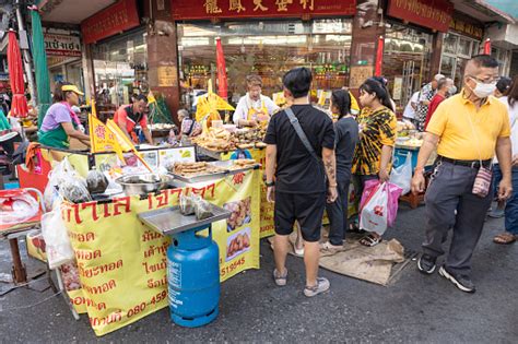 채식 축제 태국의 야오 와랏 방콕 차이나 타운 길거리 음식 키오스크 장식 노란 깃발 표시 고기 성분 음식이 없습니다 2023년 10월 14일 태국 방콕 10월에 대한 스톡
