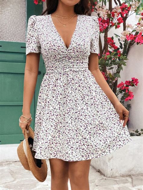 Rochie Scurta Sinika Alba Cu Model Floral Mov Iuliashop