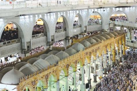 حين كانت الكعبة لا تتوسط الحرم نصبت الرماح وشدت الحبال ووقف المهدي مراقبا المشهد رواق عباسي