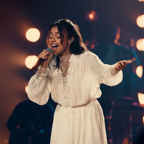 Em Louvor Inédito Julia Vitória Convida A Igreja à Profunda Adoração