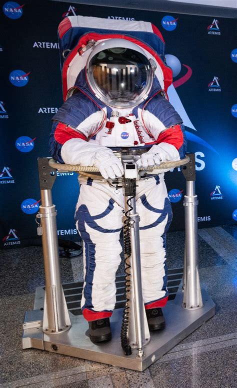 Les Nouvelles Combinaisons De La Nasa Pour Aller Sur La Lune