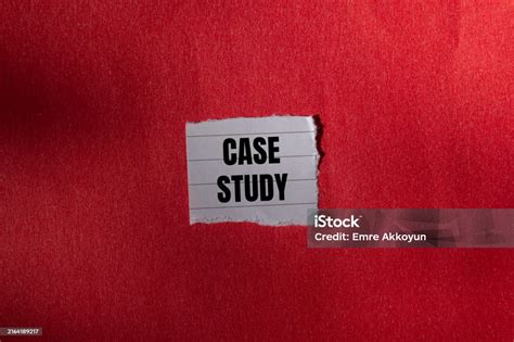 빨간색 배경의 찢어진 흰 종이 조각에 쓰여진 사례 연구 메시지 0명에 대한 스톡 사진 및 기타 이미지 0명 개념 개발 Istock