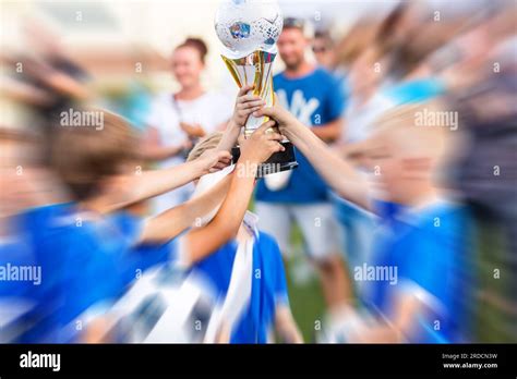 Jeunes Joueurs De Football Détenant Le Trophée Jeune équipe Sportive