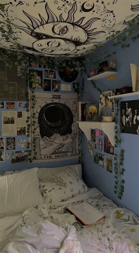 Habitación De Ensueño Con Paredes Azules Y Fotos En El Techo Комната в стиле гранж