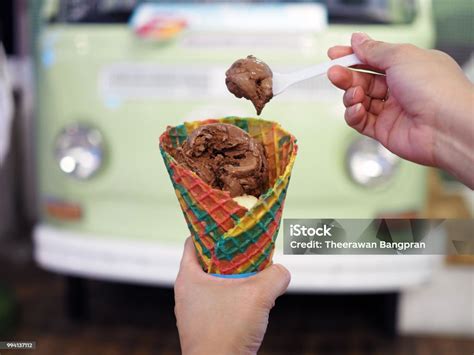 여자의 손을 잡고 어두운 초콜릿 우유와 소금에 절인된 카라멜 아이스크림의 다채로운 웨이퍼 콘 계절에 대한 스톡 사진 및 기타 이미지 Istock