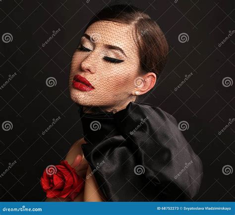 Sexy Vrouw Met Donker Haar En Heldere Make Up Met Zwarte Sluier Stock