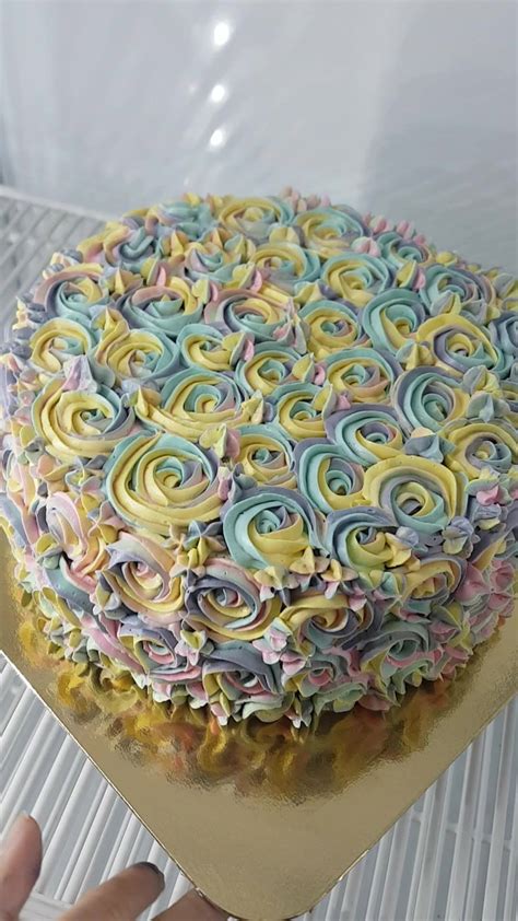 Pastel Rainbow Birthday Cake เค้กเรนโบว์พาสเทลตกแต่งป้ายชื่อน้ำตาล สนใจสอบถาม Line 0843609950