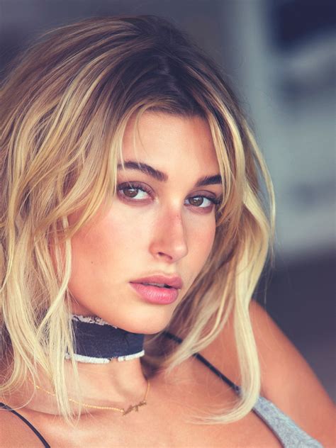 Download Wallpaper Look Model Portrait Blonde Hailey Baldwin