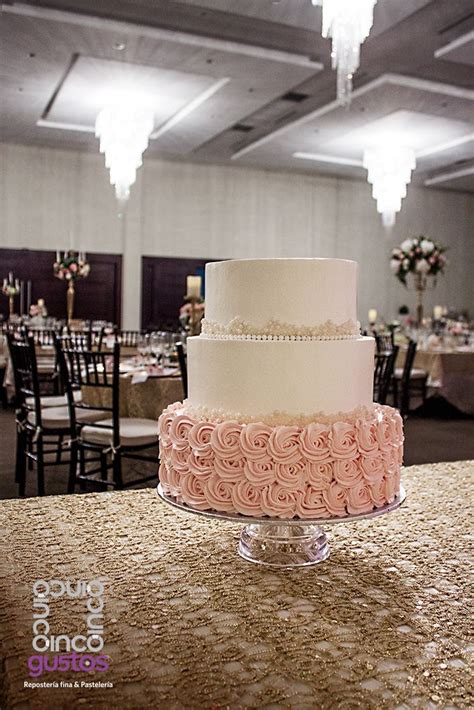 Pastel De Xv Años Con Decoracion De Rosetas Rosas Y Detalles De Perlas