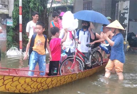 Thạch Thất Học Sinh Vùng Ngập được Hỗ Trợ Tới Trường Bằng Thuyền