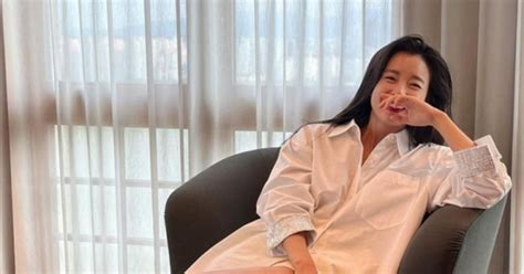 한효주 흰셔츠입고 아찔한 하의실종 패션 매혹