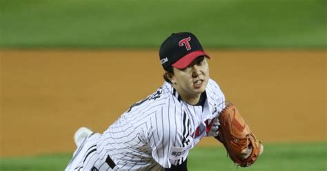 역투하는 유영찬 스경포토