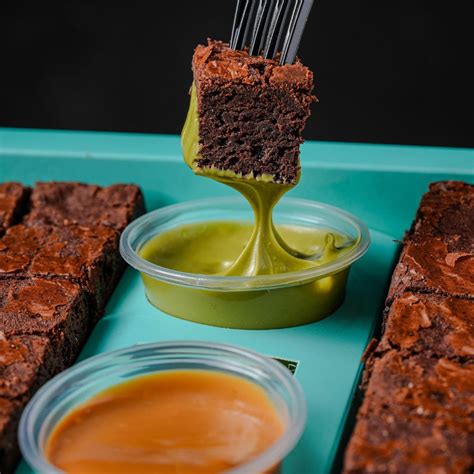 ‎حلويات الكادي‎ ‎براوني بابتس Brownie Bites قطع كيك البراوني اللذيذ مع صوص البيستاشيو و