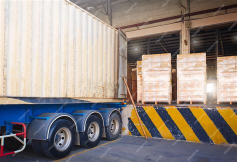Premium Photo Package Boxes Wrapped Plastic Loading With Cargo