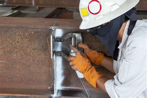 checking defect in welded with process magnetic particle testingmt of