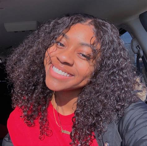 About Dr Thelá Thatch