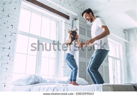 6649 Imágenes De Daddy Bed Imágenes Fotos Y Vectores De Stock