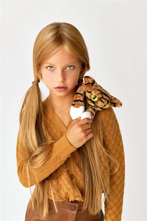 Height 138cm 4 6½ Shoe 33 Eu 1½ Us 13½ Uk Hair Blond Eyes Green
