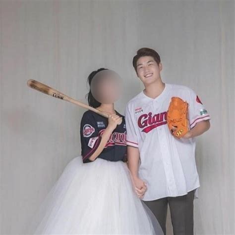 롯데 나균안 와이프 두고 딴 여자랑 바람 폭로 터진 후 내연녀 인스타 얼굴 싹 다 털렸다 포스트쉐어