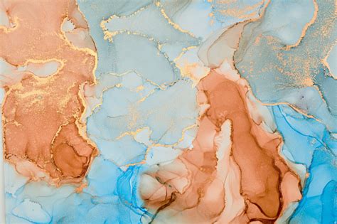 알코올 잉크 기술의 천연 고급 추상 유체 예술 그림 부드럽고 꿈꾸는 벽지 투명한 파도와 황금 소용돌이를 만드는 색상의 혼합물 포스터용 기타 인쇄물 건강관리와 의술에 대한