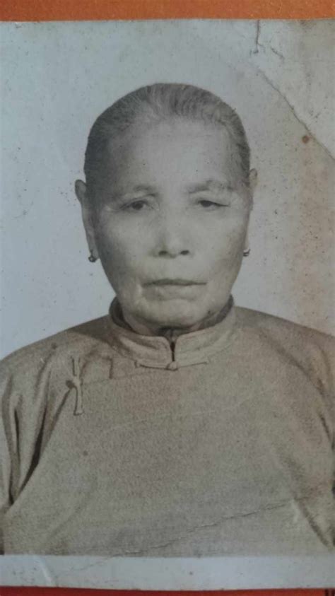 這是最疼我的外婆僅留的一張照片，外公在我四個月大的時候就過世了，所以很小的時候我就和外婆住在大舅舅家，外婆對我疼愛有加，再加上大舅舅也疼愛，所以小時候家庭經濟不是很好確因為有他們讓我倍感幸福